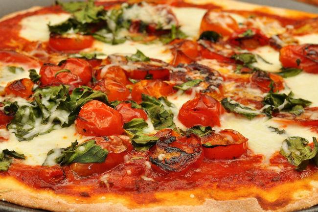 Por qué la mozzarella es el mejor queso para la pizza y el cheddar la ...