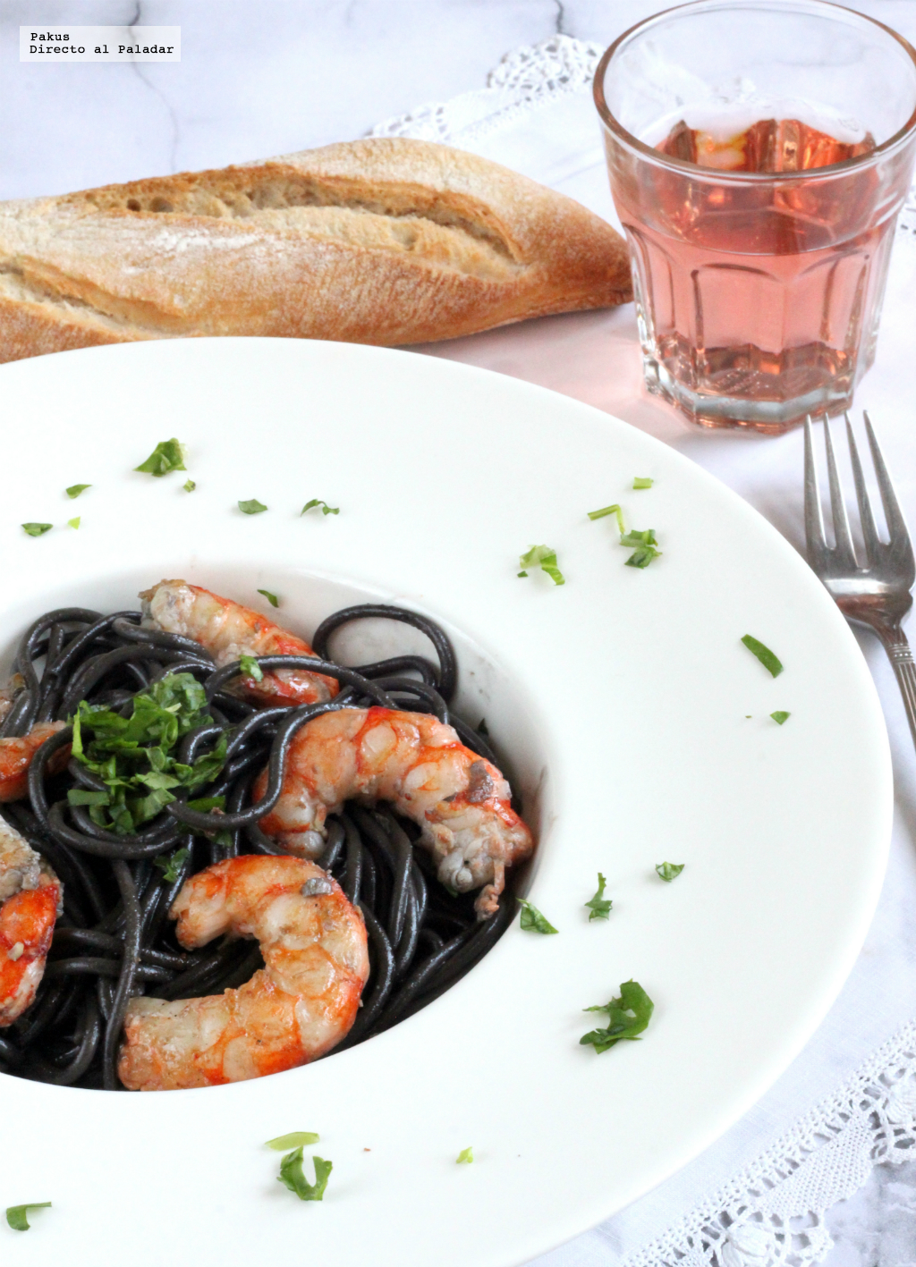 Spaghetti al nero de sepia con gambas. Receta