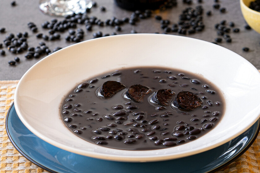 Receta de frijoles negros, un plato de tintes cubanos, mexicanos y ...