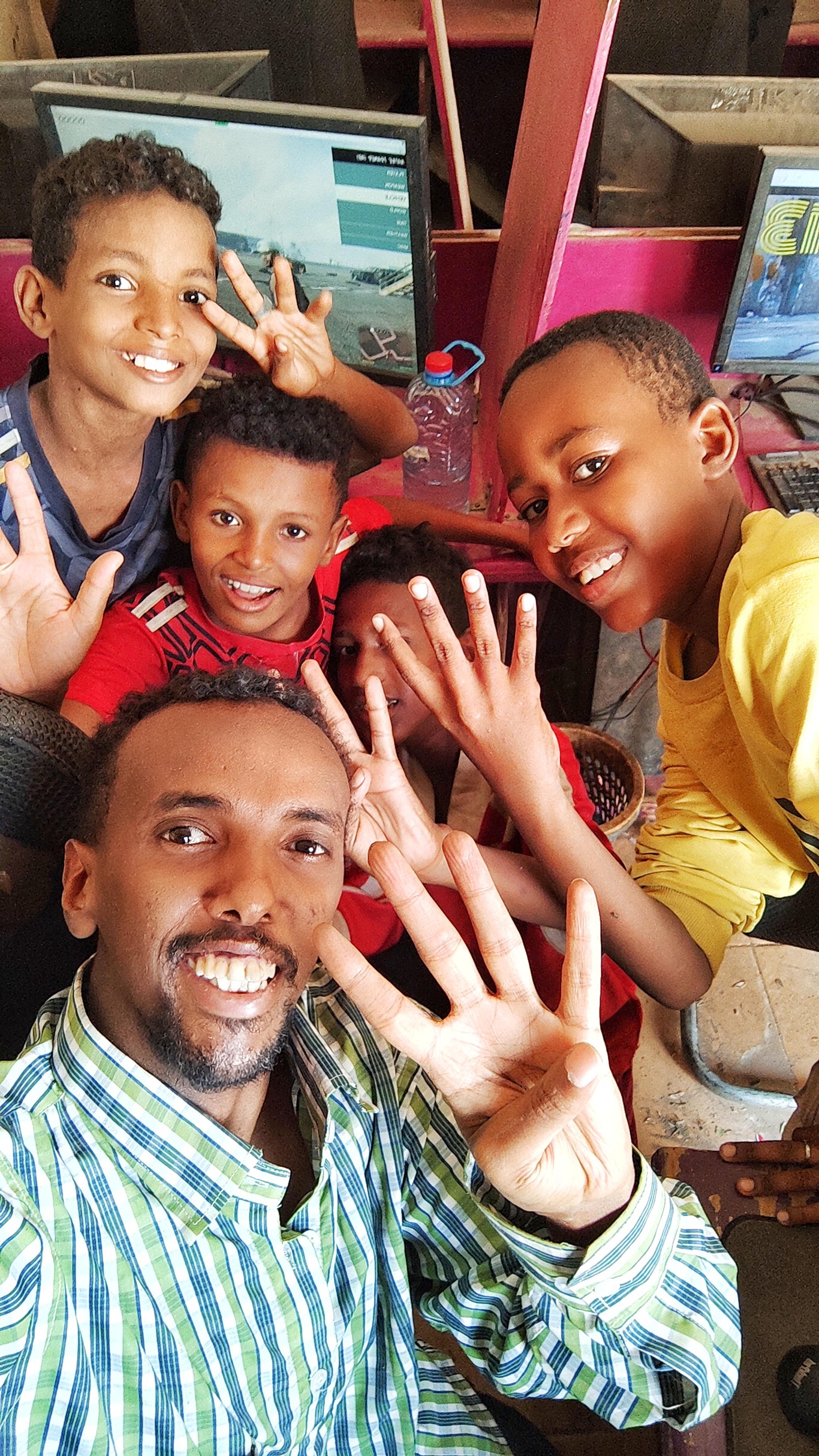 Una foto de un niño yemení sosteniendo alegremente una placa base de PC ...