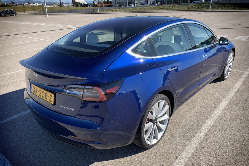 Tesla introduce el 5G en el código de sus coches anticipando la ...