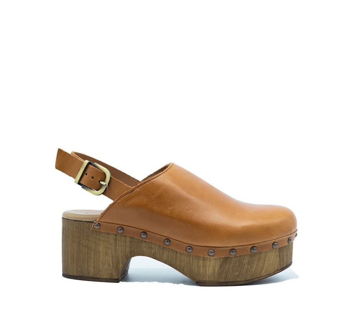 Vuelven los zuecos (y sandalias) con suela de madera y tachuelas ...