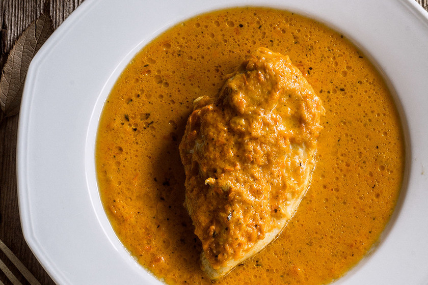 Pechugas en crema de pimiento. Receta mexicana de Navidad