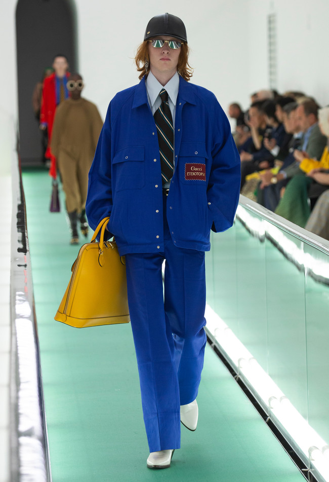 Gucci combina los looks masculinos con los más delicados en su desfile ...