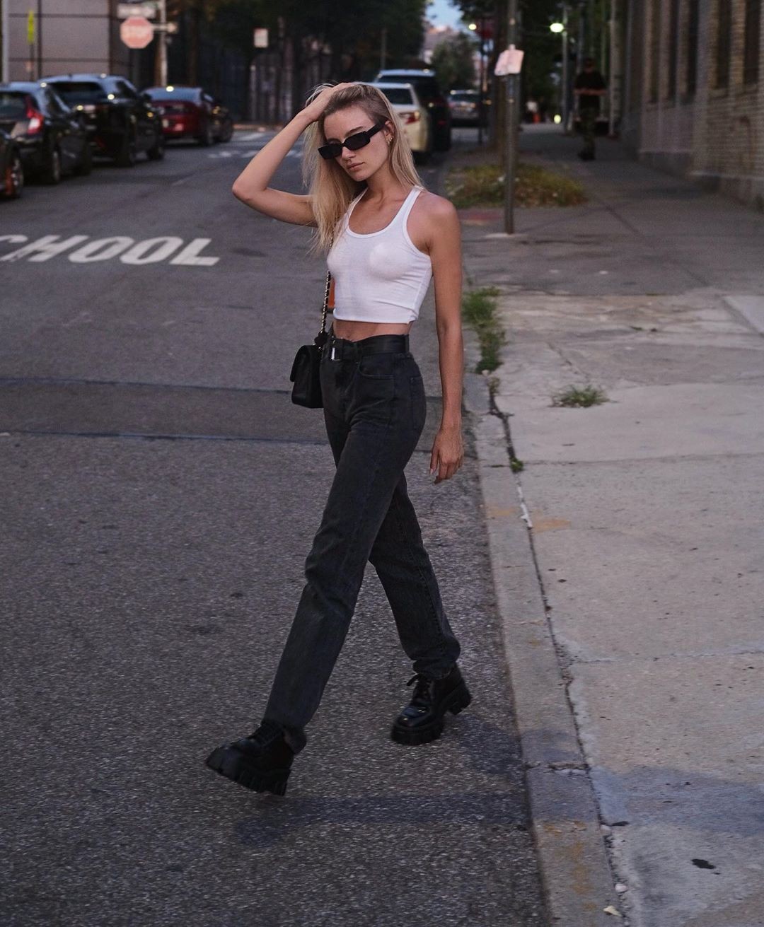 El street style nos muestra 13 maneras de lucir un tank top de color ...