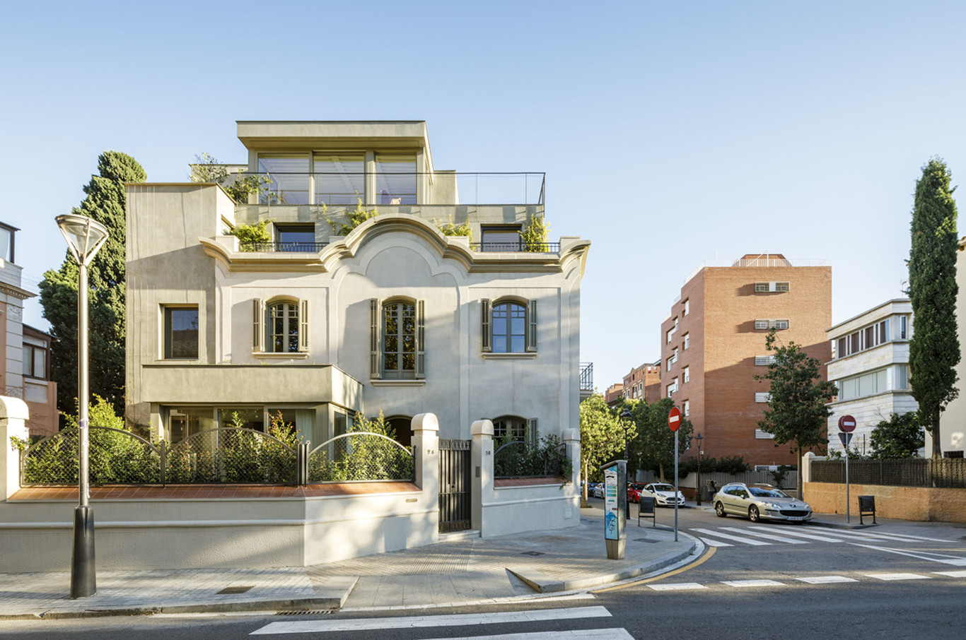 La rehabilitación de una casa modernista en Barcelona con un interior ...