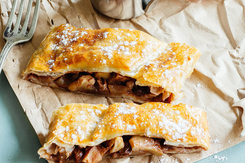 Strudel de manzana y chocolate. Receta de postre para Navidad