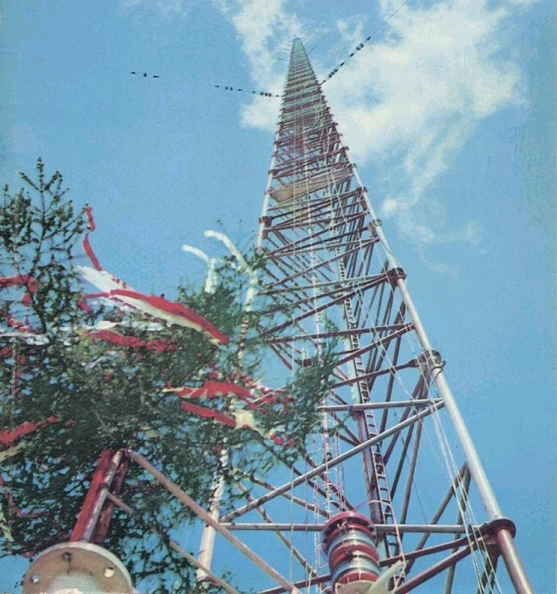 El derrumbe de la Torre de radio de Varsovia: así es como la estructura ...