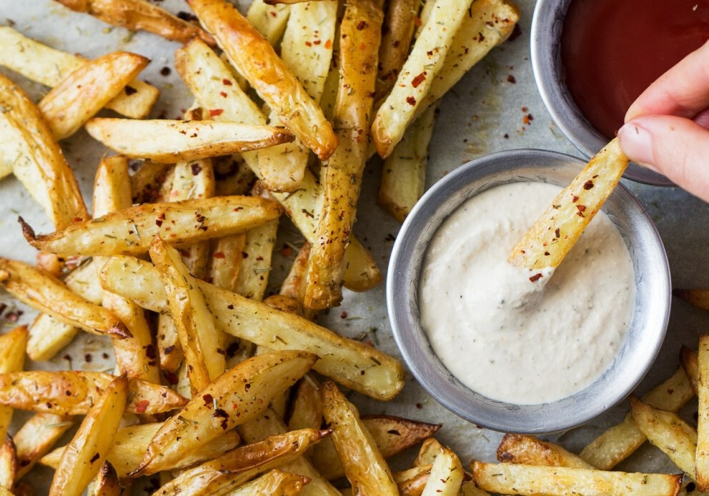 Cómo hacer papas a la francesa con romero y dip de ajo en freidora de aire