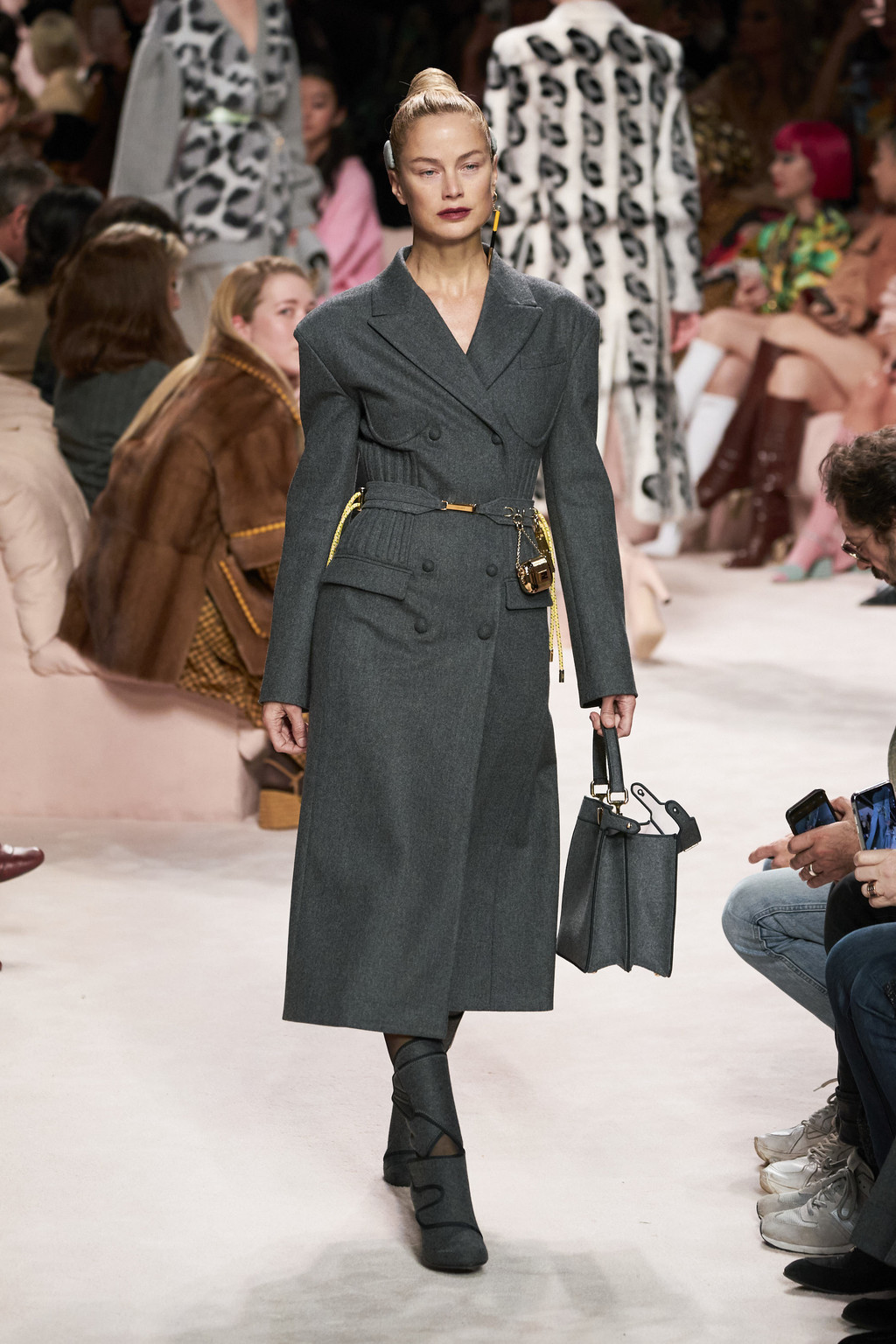 La feminidad más absoluta la hemos visto en el desfile de Fendi Otoño ...