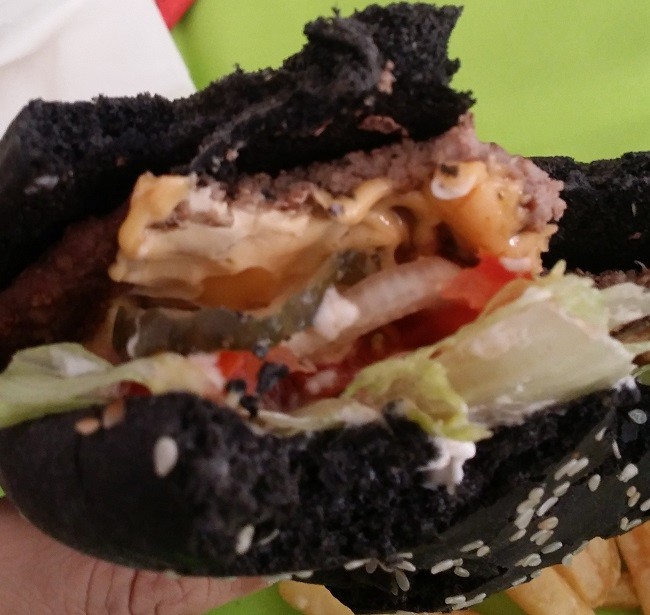 No, la hamburguesa negra de Burger King no te hará cagar verde. No en ...
