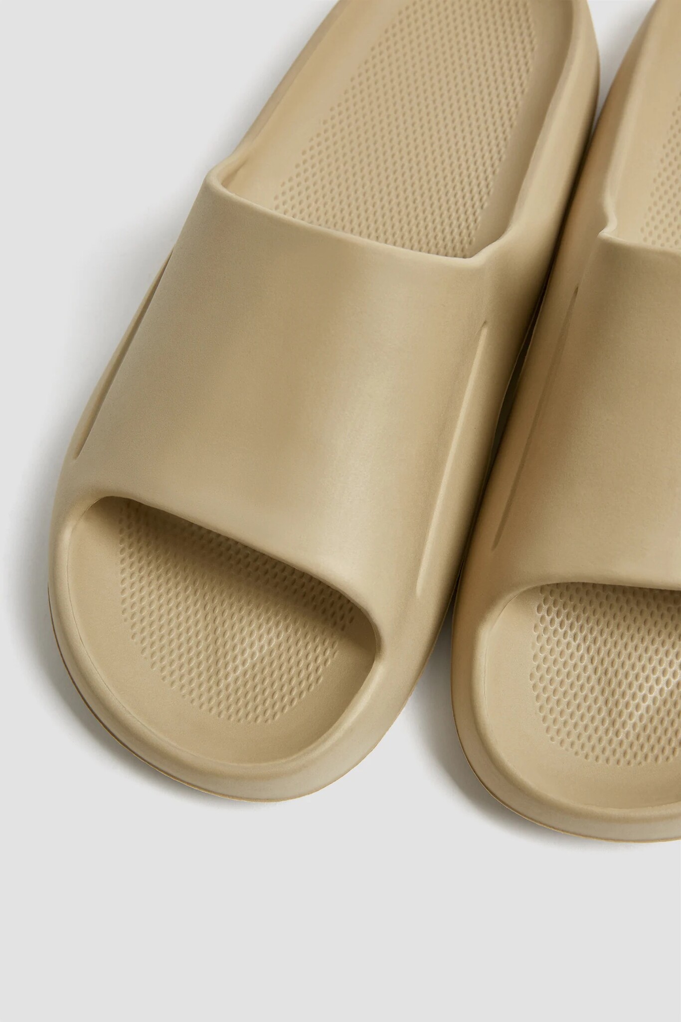 Clonados y pillados: las chanclas más famosas de Yeezy las podemos ...