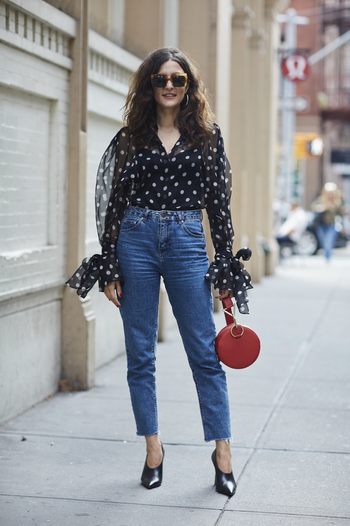 12 tipos de tops que quedan divinos con vaqueros (y no necesitas más)