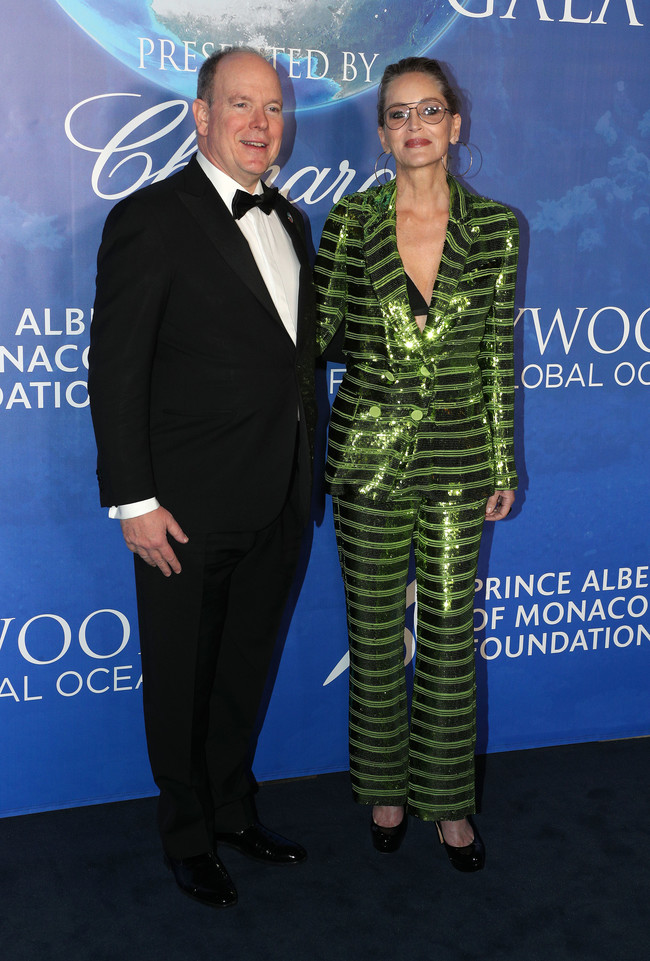 Sharon Stone se viste de Pertegaz en la Global Ocean Gala con un traje ...