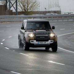 Land Rover Defender 2020, contacto: un coche todoterreno que salta ...