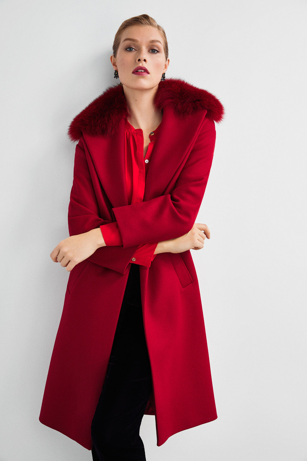 15 abrigos rojos con mucho estilo perfectos para dar un toque de color a los looks de invierno