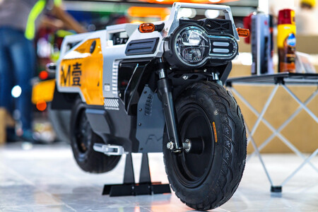 Este cachivache que parece un iPhone con ruedas es una moto plegable ...