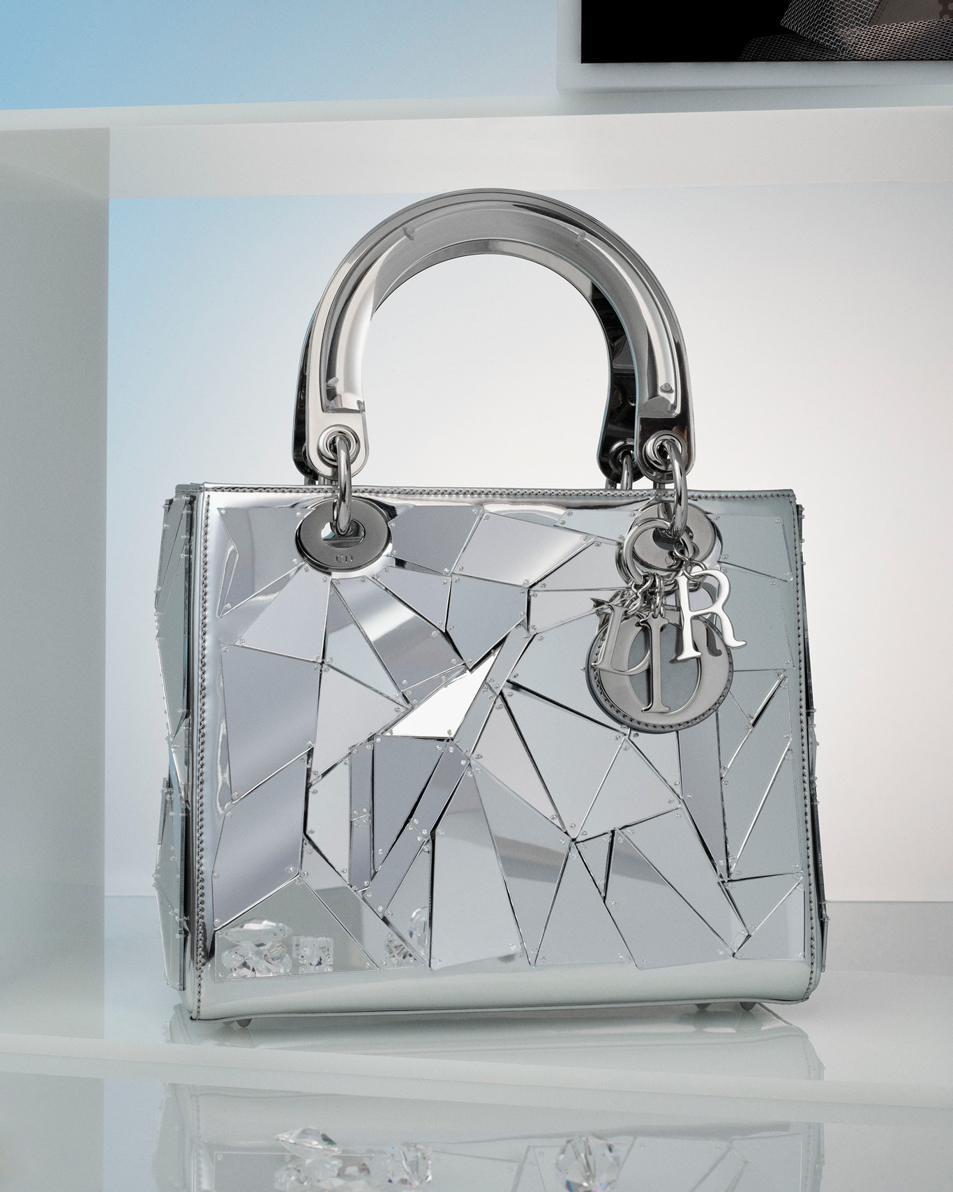 Los bolsos Lady Dior se reinventan con piezas que son puro arte