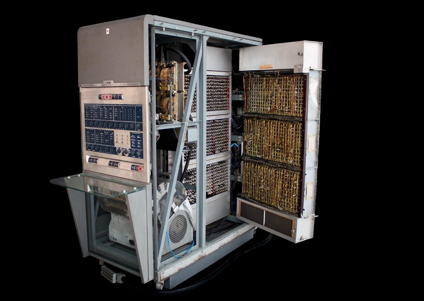 Este es el primer ordenador que llegó a España: un IBM 650 con una memoria de 1 kB y que costó 1 ...