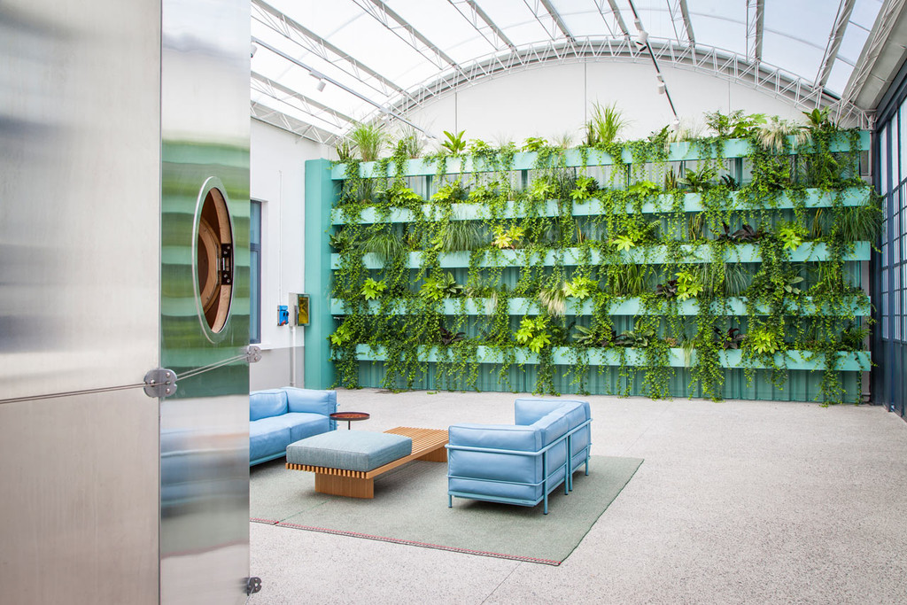 Patricia Urquiola renueva las oficinas de Cassina en Meda, Italia, para ...