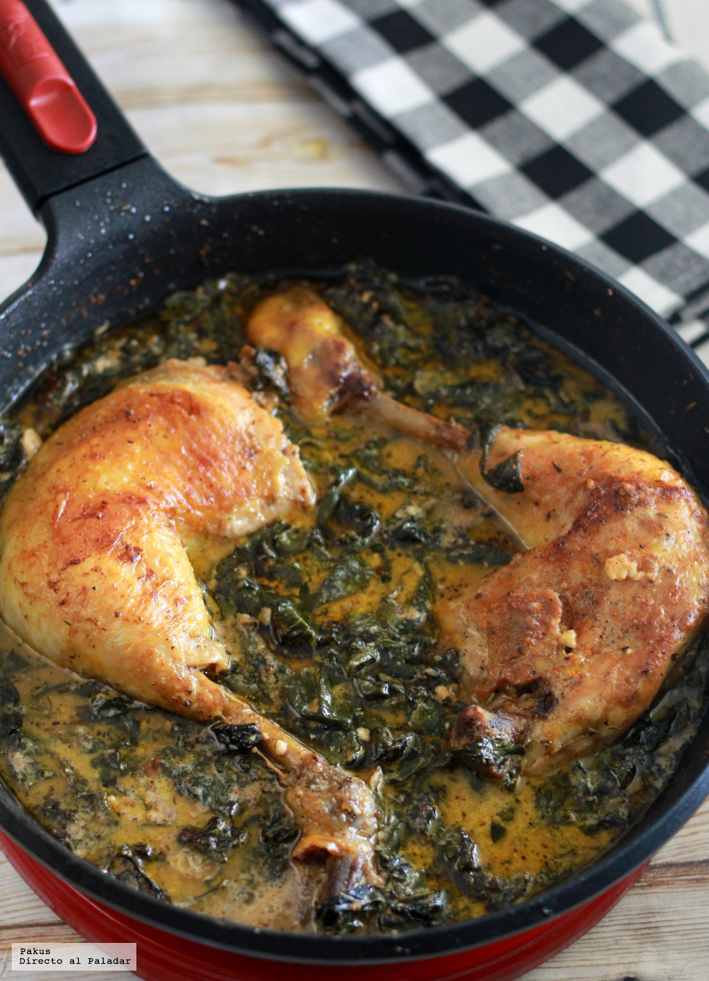 Pollo en salsa cremosa de parmesano y espinacas. Receta