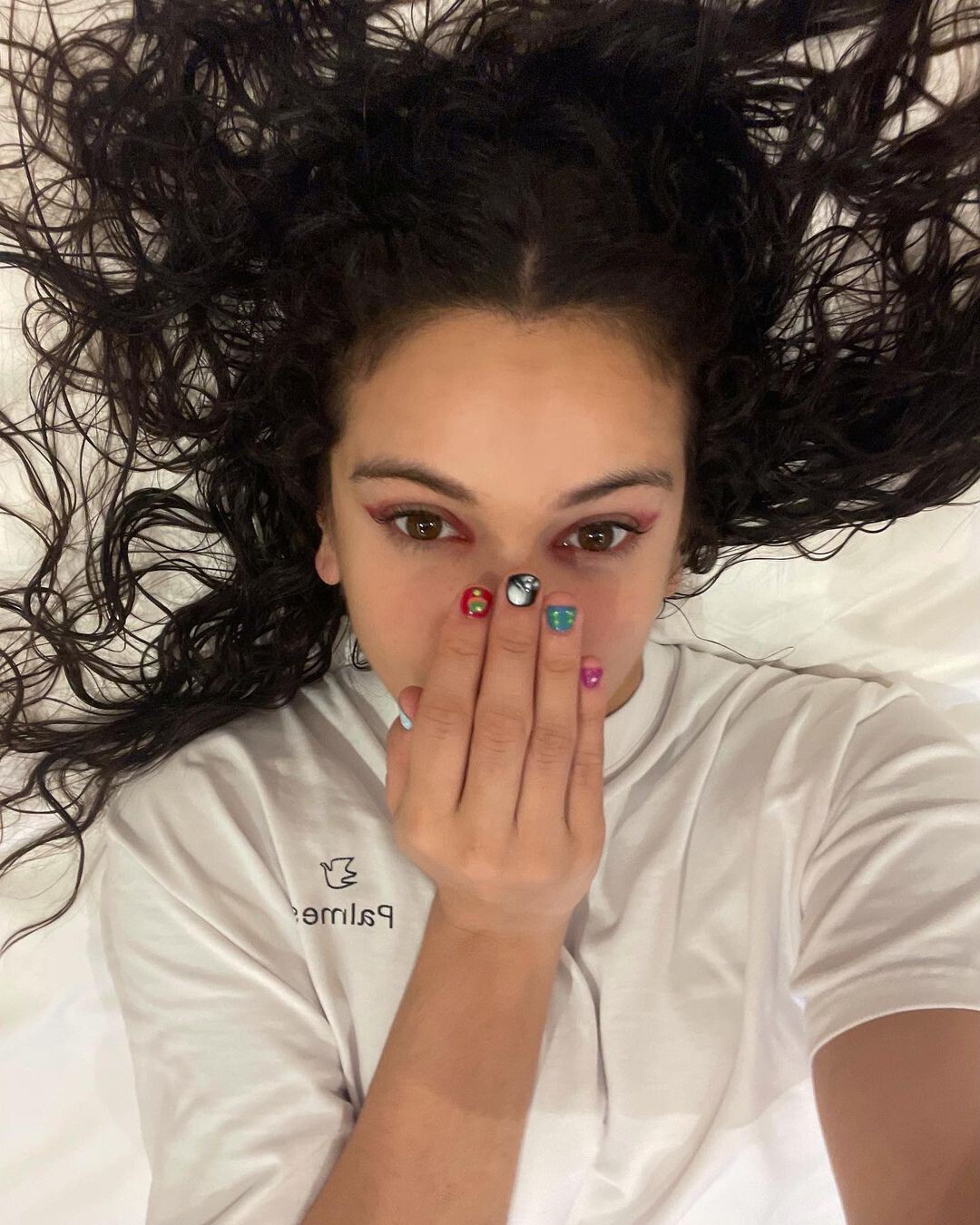 Rosalía apuesta todo a que este es el color de sombra de ojos y la ...