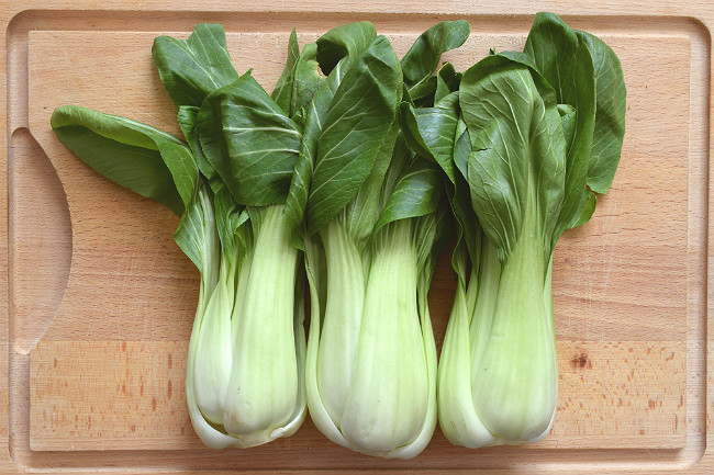 Pak choi, la col asiática que parece una acelga: cómo usarla en la cocina