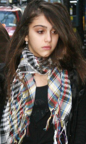 La primera portada de Lourdes. La saga continúa y lo hace con polémica