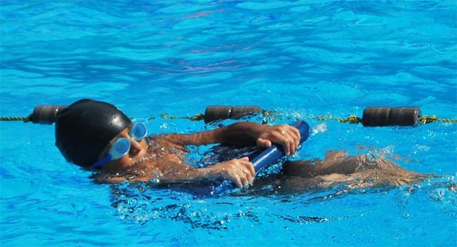 El uso de la tabla en natación para mejorar la técnica