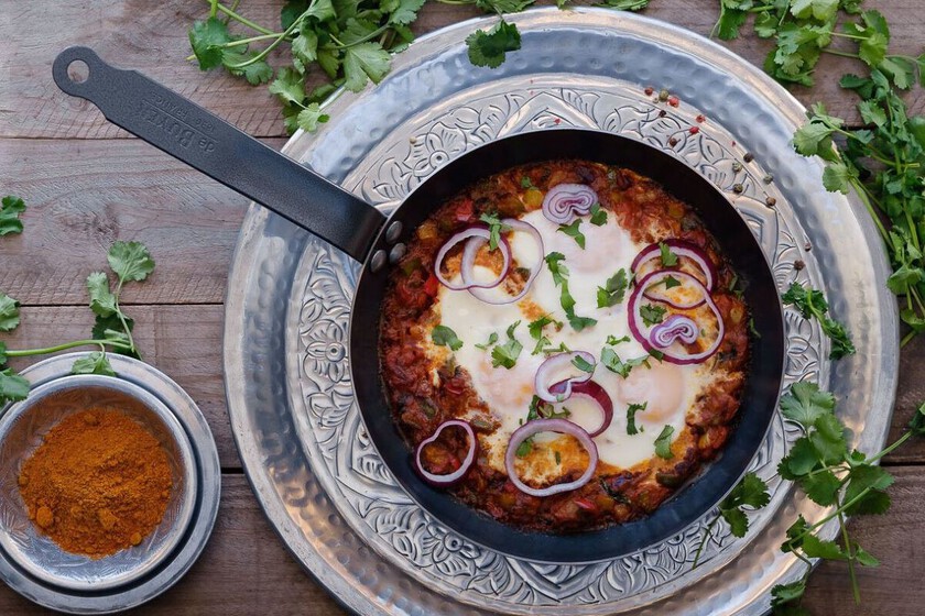 Shakshuka de huevos escalfados con tomate: la receta tradicional ...