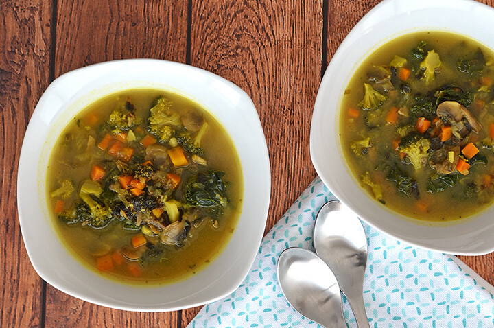 Sopa Detox de verduras y cúrcuma