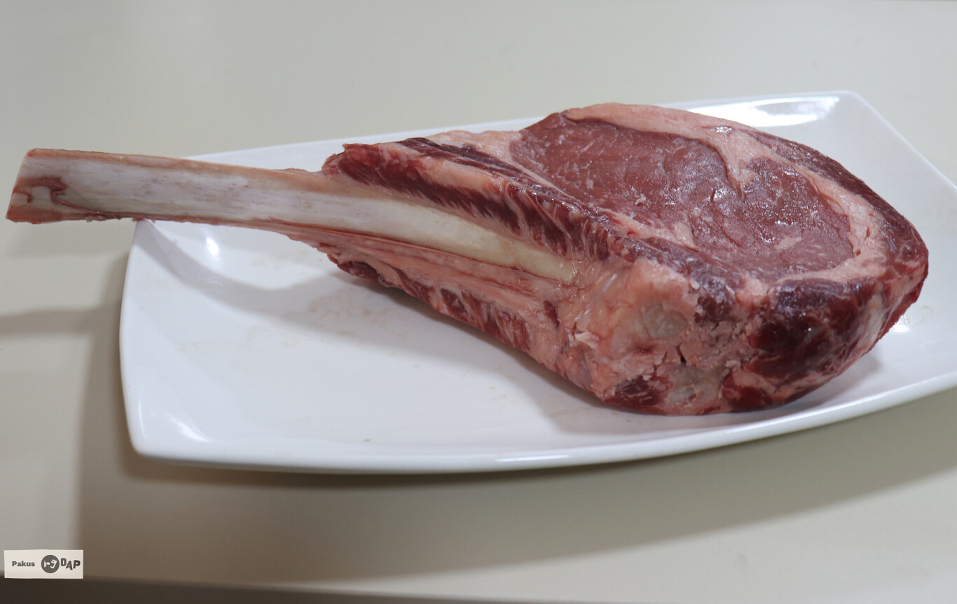 Tomahawk de ternera cocinado en las brasas, receta para disfrutar de la ...
