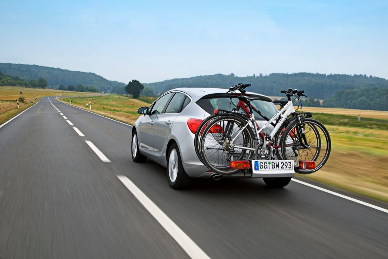 ¿Cómo llevar la bici en el coche de forma segura y legal?