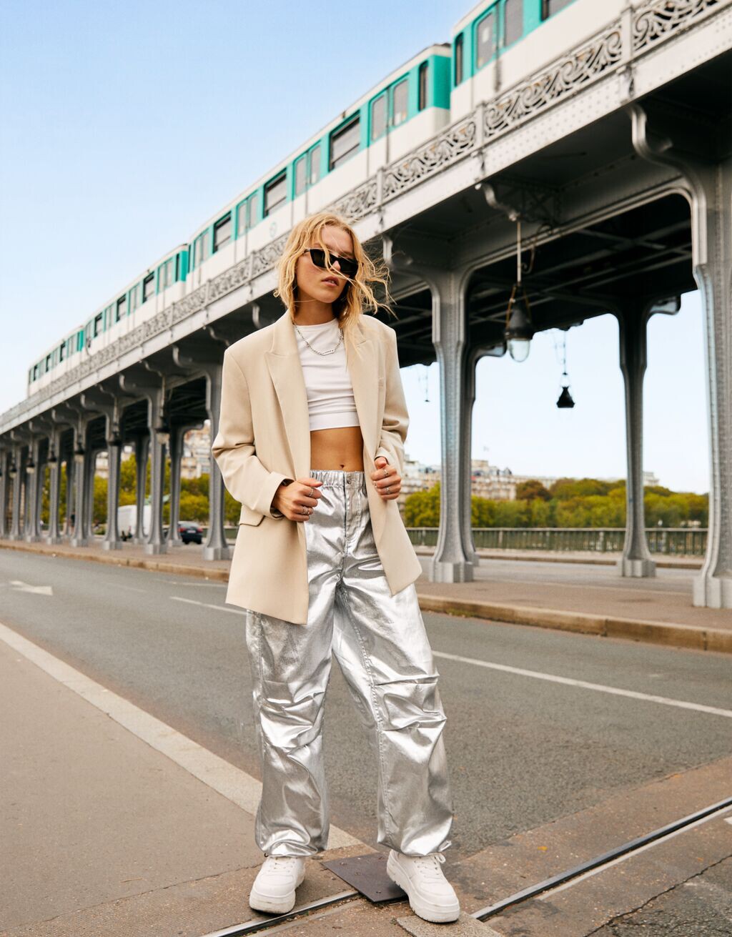 Bershka Eleva La Tendencia Los Pantalones Parachute Metalizados Son