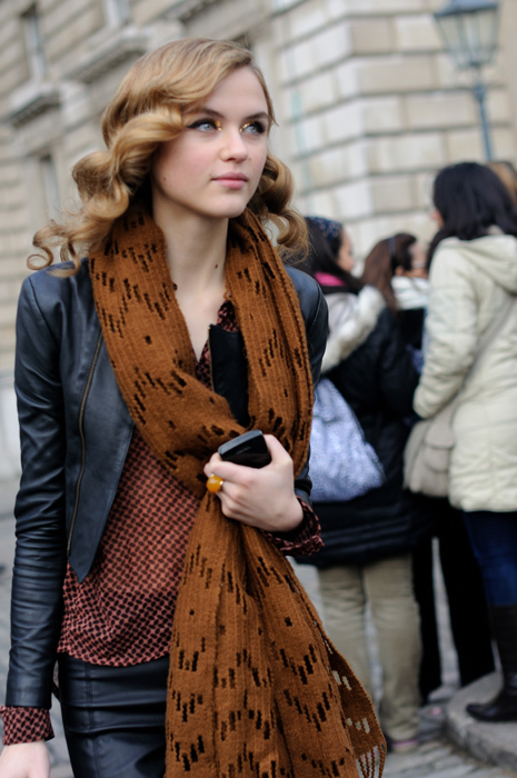 Un elogio al color en el street style de Londres por Alberto Bringas