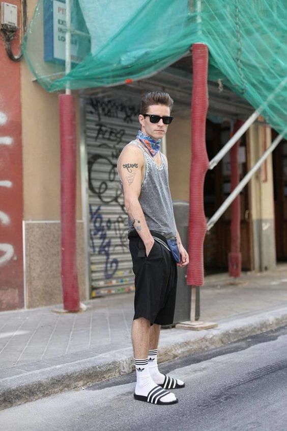 El combo de chanclas y calcetines conforman los mejores looks del ...