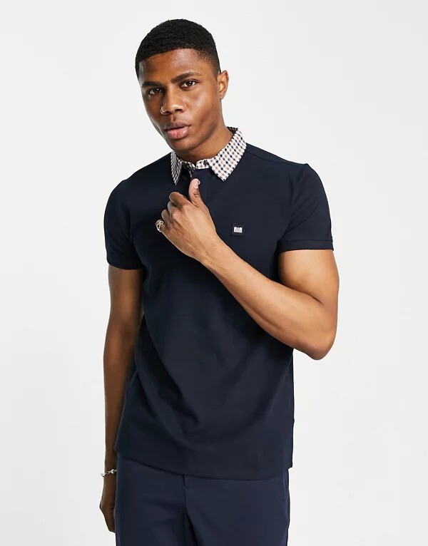 Cinco polos azul marino (con detalles de color) para llevar este verano ...