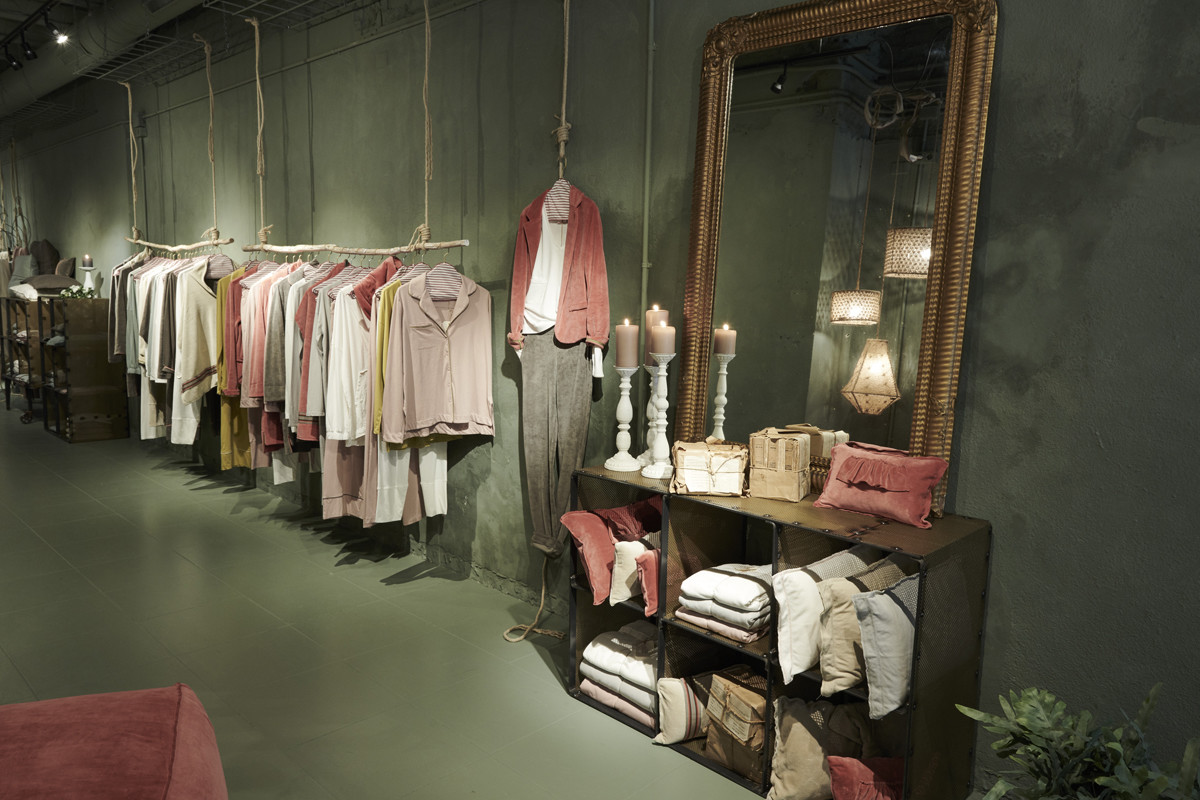 Ropa de cama y de estar en casa natural y confortable