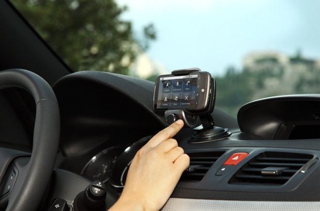 Parrot Minikit Smart te facilita aprovechar tu teléfono en el coche