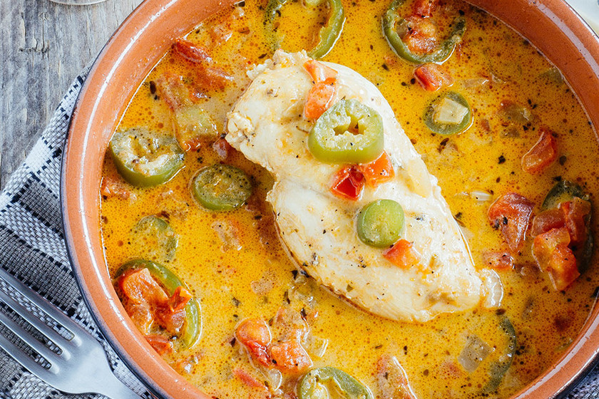 Pollo en salsa de tomate y chiles jalapeños. Receta de cocina fácil ...