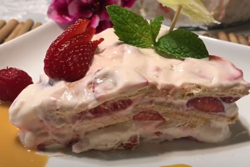 Carlota de fresas con crema, un postre frío fácil y en licuadora con la ...