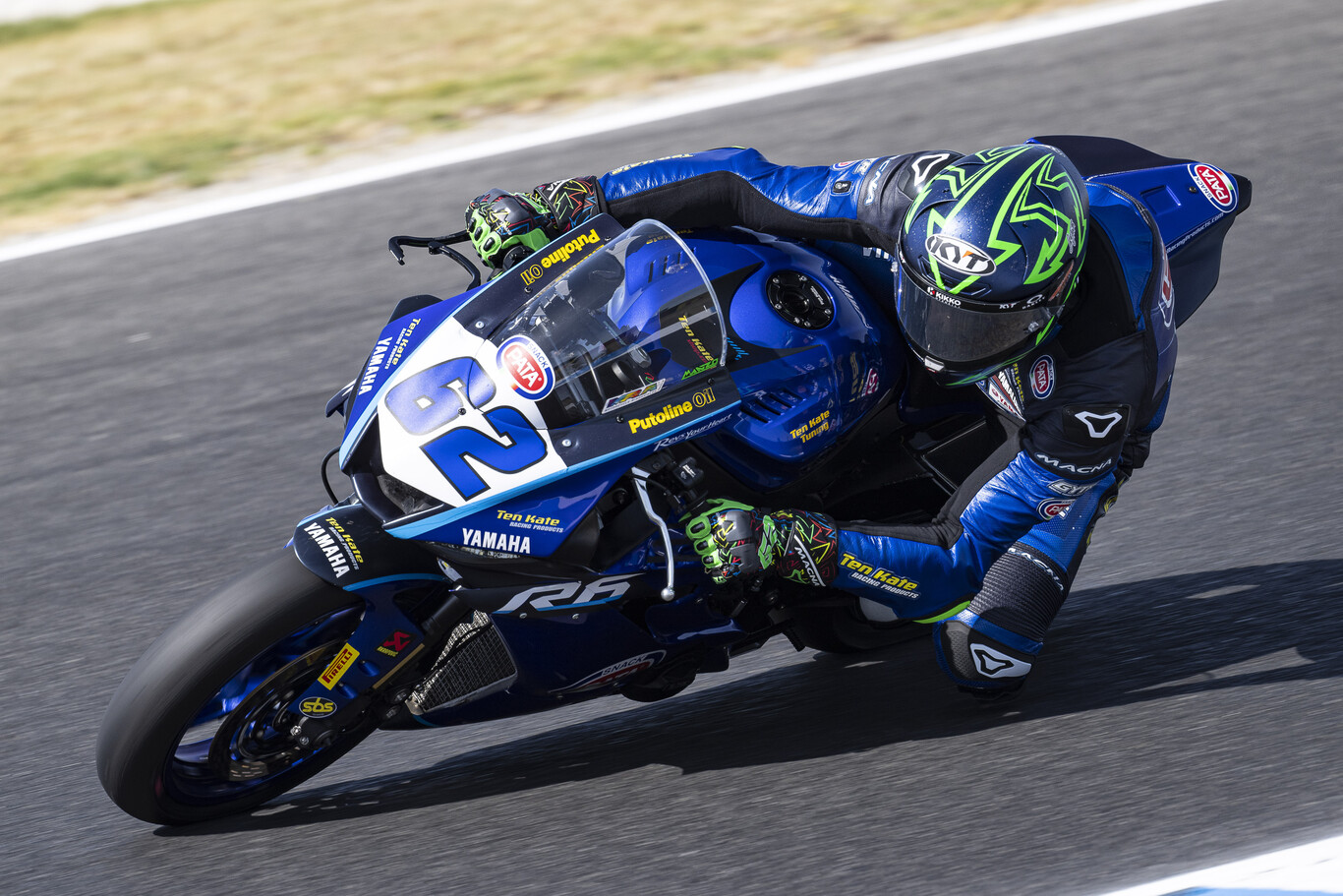Nicolò Bulega completa el doblete de la Ducati Panigale V2 sonreído por ...
