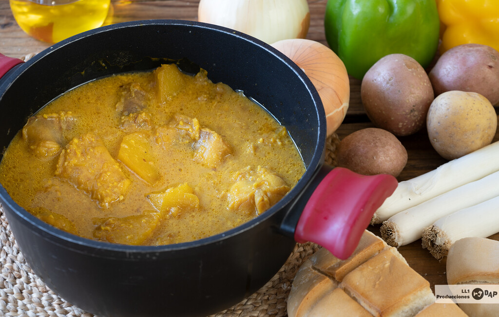 Guiso de pescado fácil y rápido, receta tradicional con patatas, fideos ...