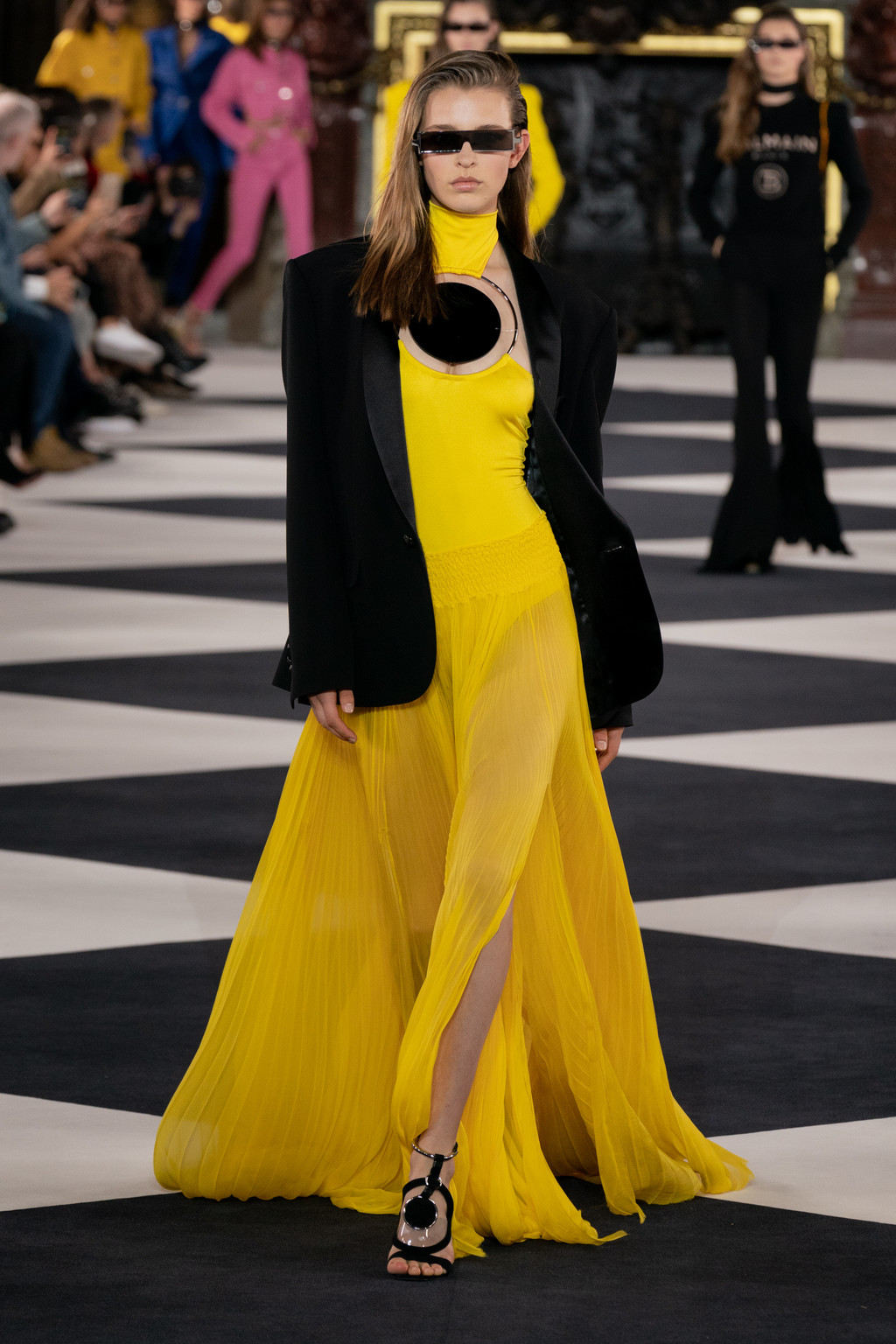 Balmain apuesta por una colección ochentera, rockera y cargada de ...