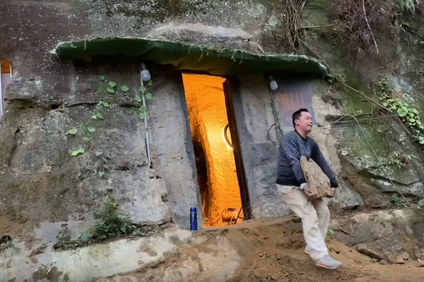 Un hombre ha construido una casa en una roca en la ladera de una ...