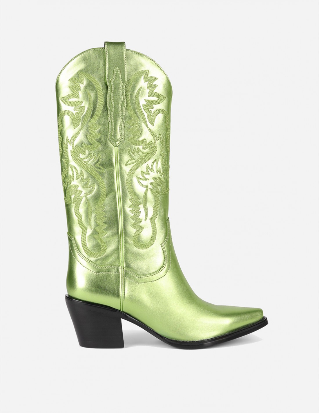 Toda la atención se centra en los complementos: cinco botas y botines ...