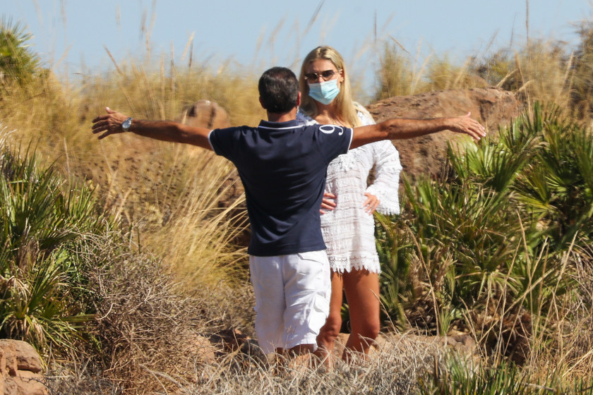 Enrique Ponce y Ana Soria 'pelan la pava' a campo descubierto y torean ...