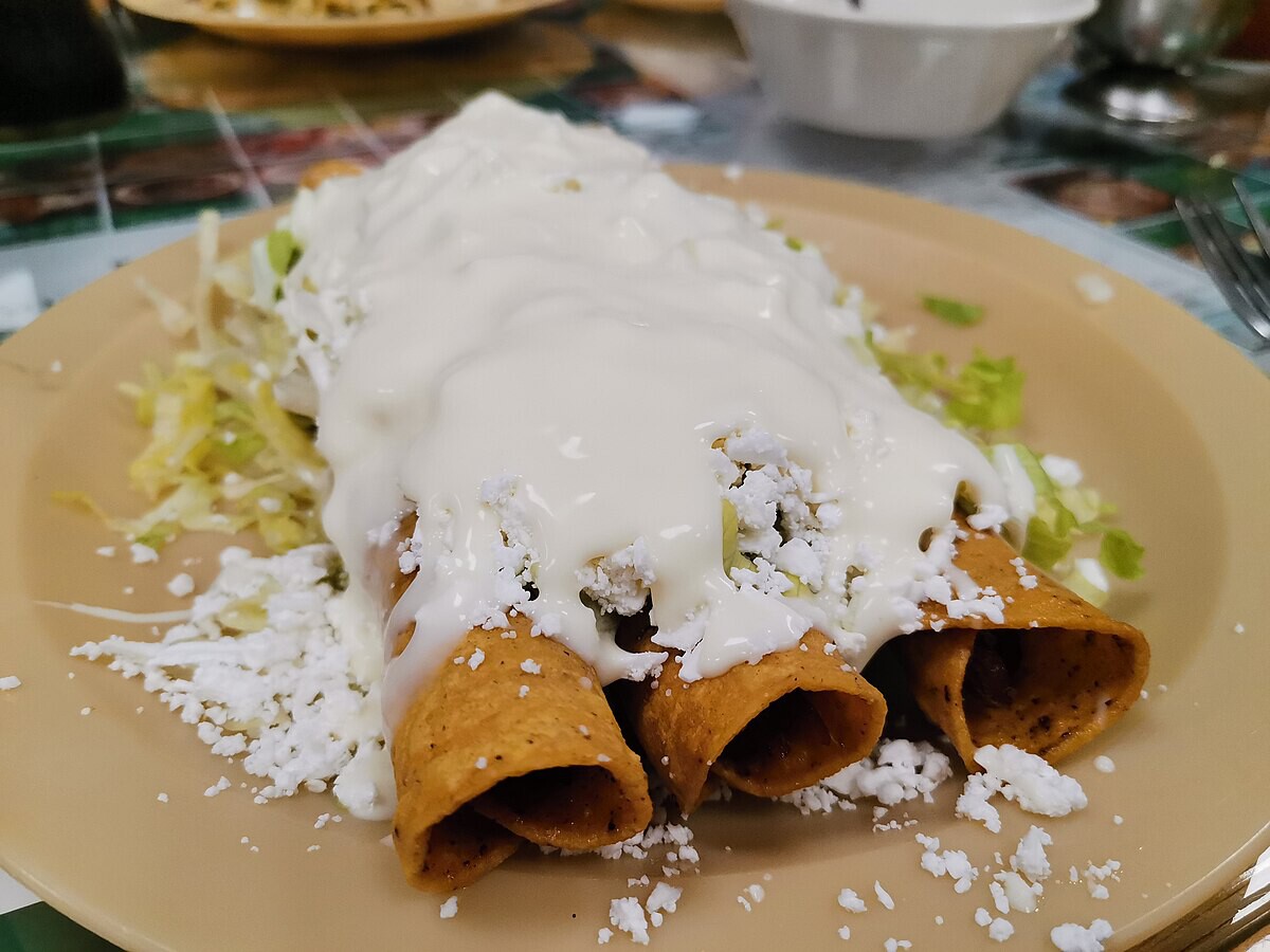 Cómo hacer tacos dorados con carne deshebrada enchilada: rinden para 10 ...