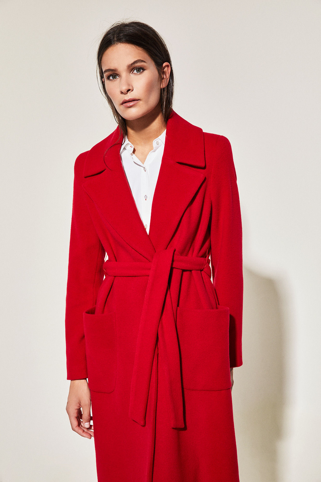 15 abrigos rojos con mucho estilo perfectos para dar un toque de color a los looks de invierno