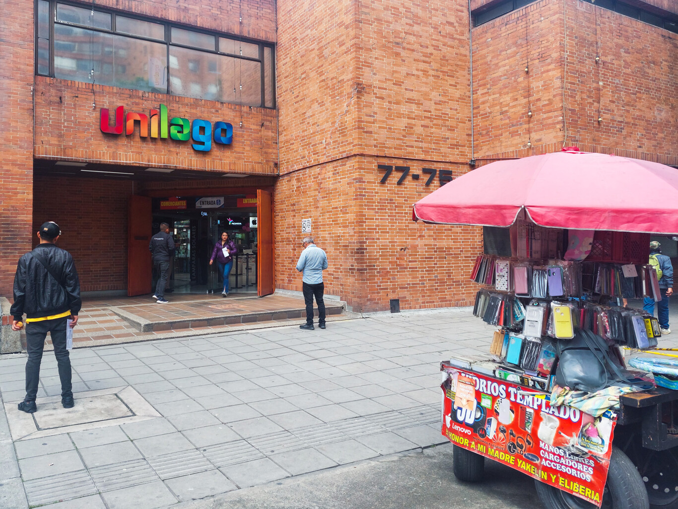 Unilago: el centro comercial especializado en tecnología que sobrevive y prospera en Colombia